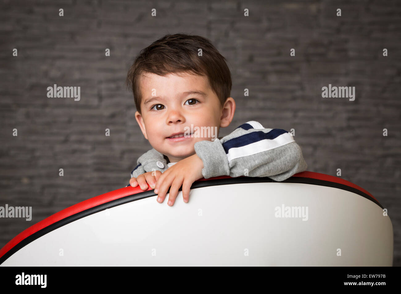 Junge sitzt im stuhl -Fotos und -Bildmaterial in hoher Auflösung – Alamy