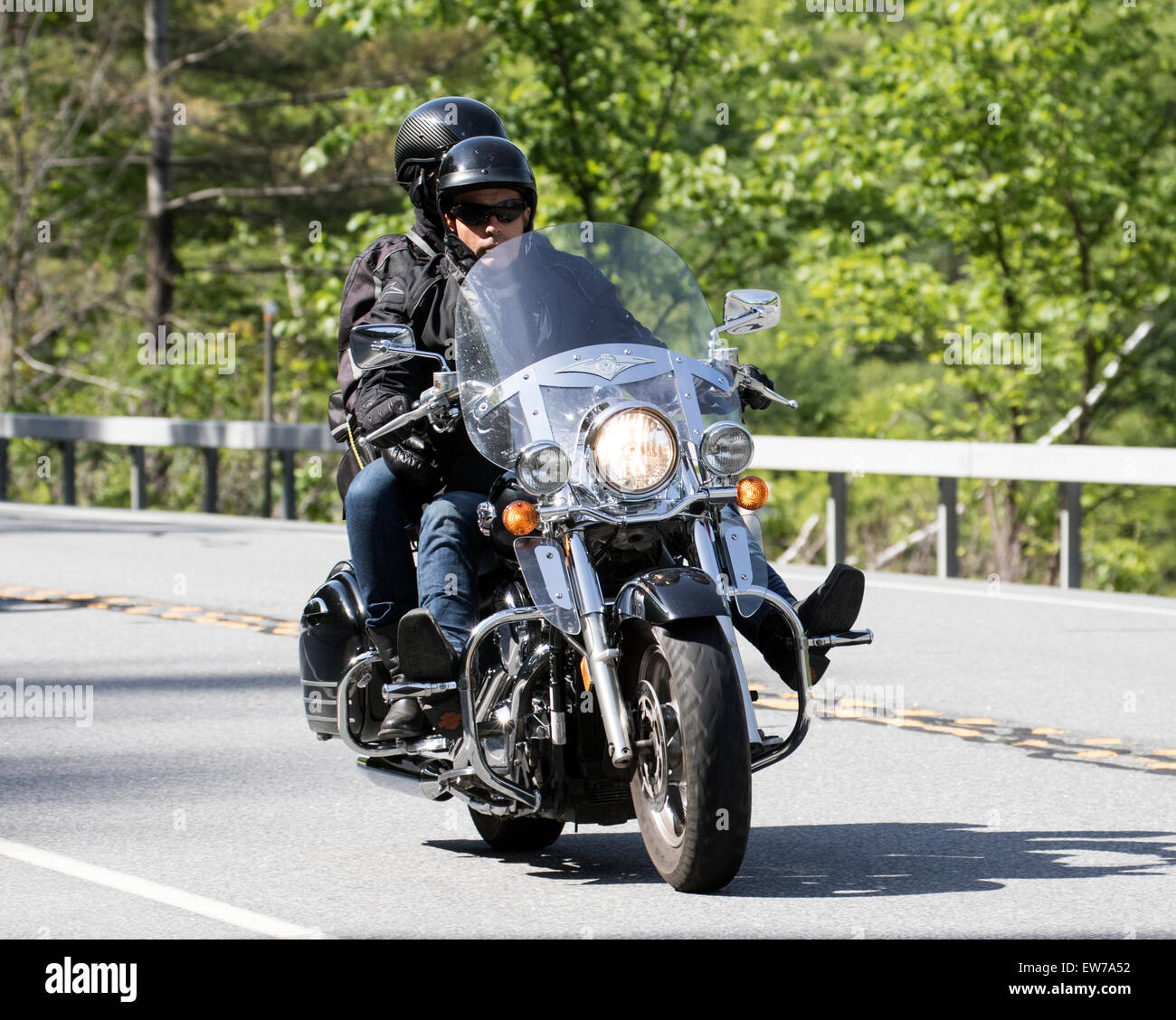 Frau, die eine harley reitet -Fotos und -Bildmaterial in hoher ...