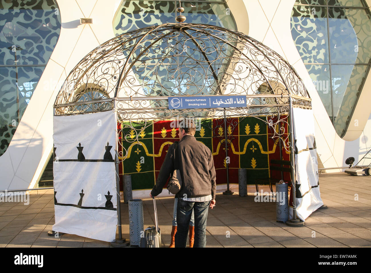 Terminal 1 raucherzone -Fotos und -Bildmaterial in hoher Auflösung – Alamy
