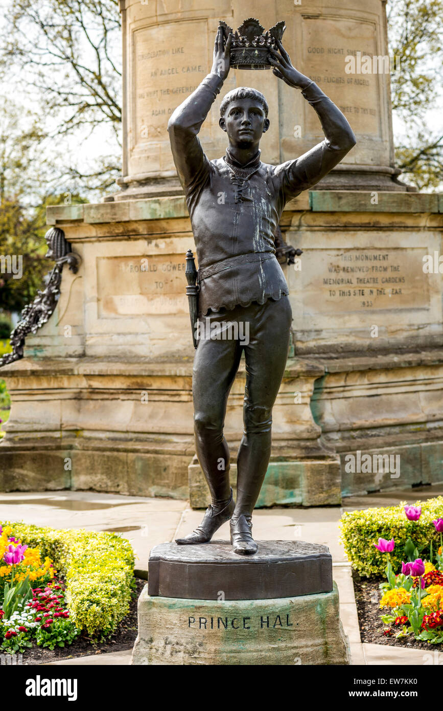 Eine Statue von Shakespeares Heinrich, Hal oder Henry V seinen Kopf mit ...