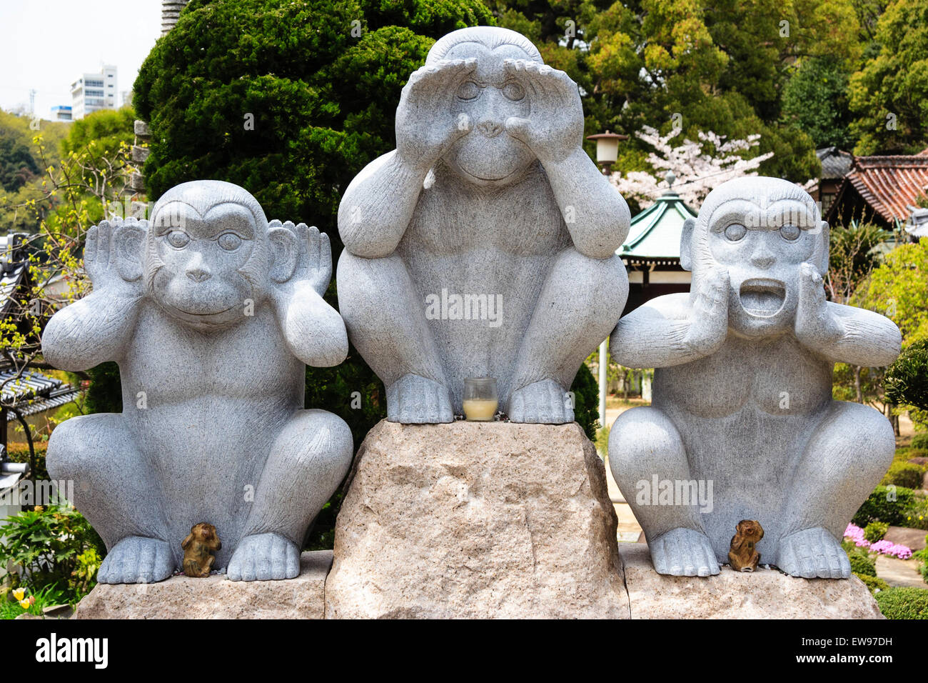 Japan, Onomichi, Taisanji Tempel. Drei weisen Affen Statue mit ...