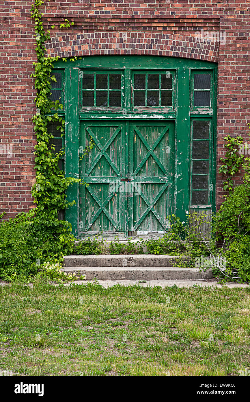 Alte scheunentore -Fotos und -Bildmaterial in hoher Auflösung – Alamy