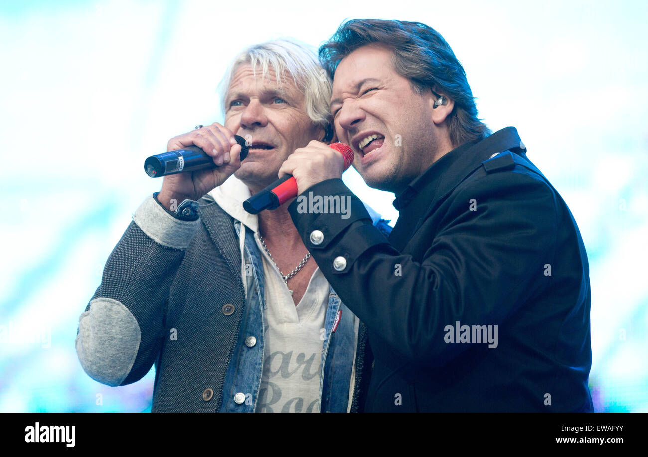 Berlin, Deutschland. 20. Juni 2015. Claudius Dreilich (r), Sänger der ... Berlin, Deutschland. 20. Juni 2015. Claudius Dreilich (r), Sänger der ...
