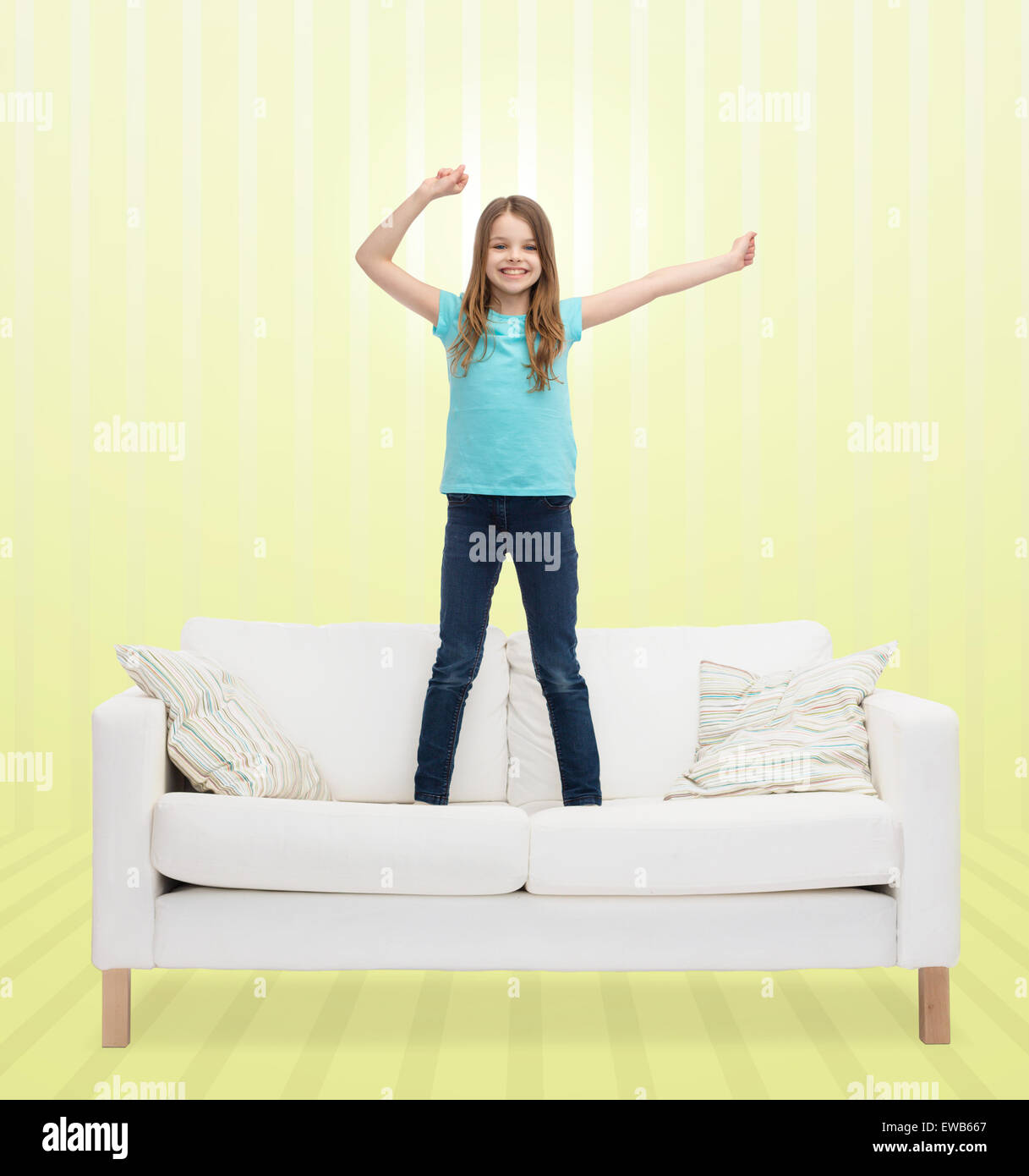 Auf Sofa Springen Stockfotos und -bilder Kaufen - Alamy