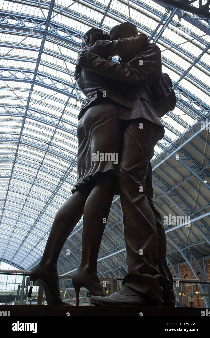 Paul Day Statue am Bahnhof St Pancras "The Meeting Place". London, UK ...