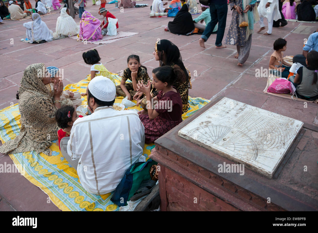 Fastenbrechen familienessen -Fotos und -Bildmaterial in hoher Auflösung ...