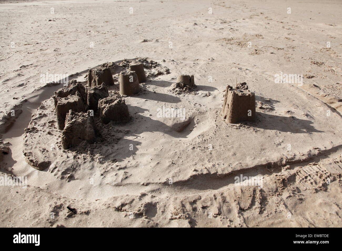 Sand castle moat on beach -Fotos und -Bildmaterial in hoher Auflösung ...