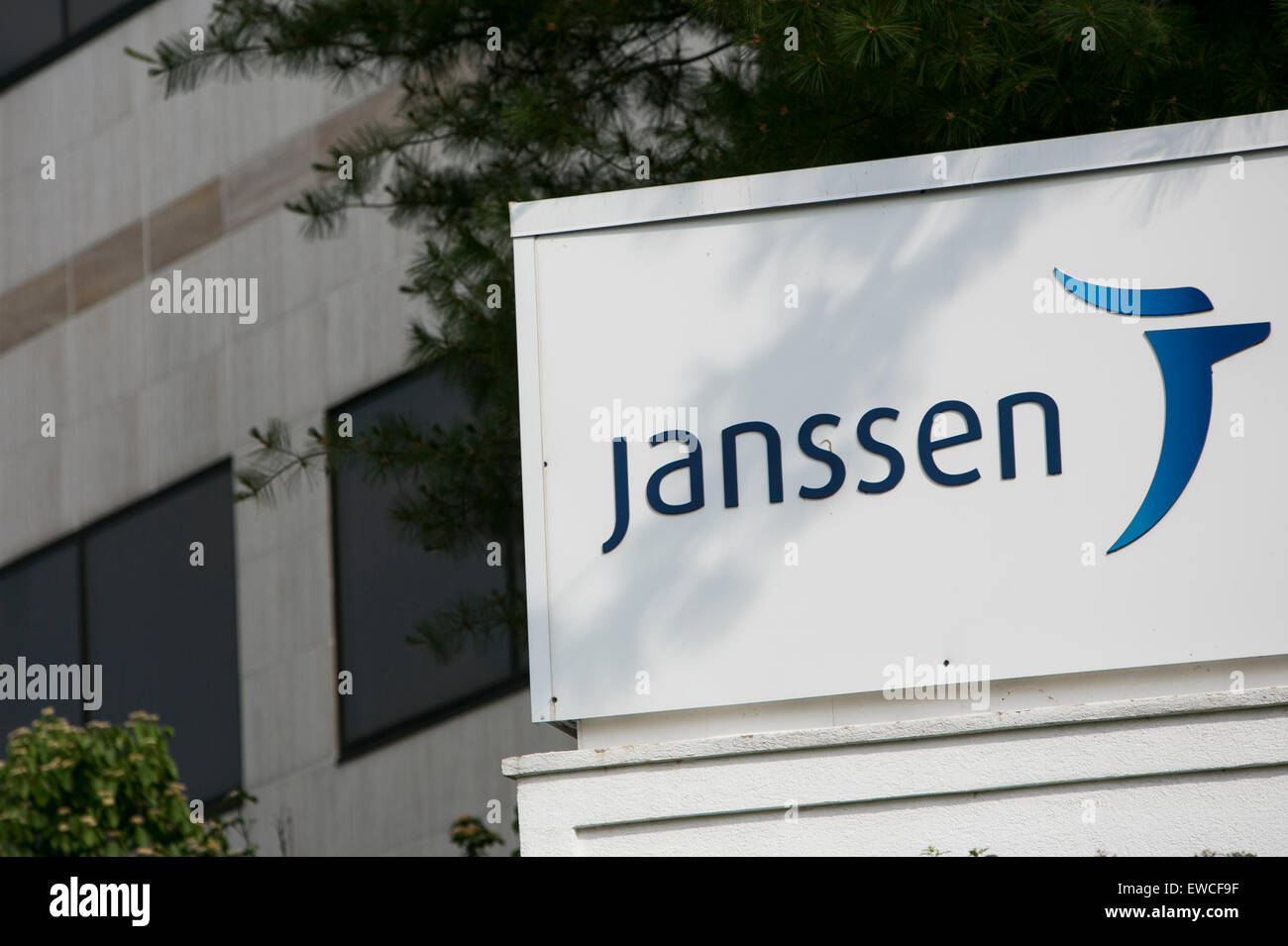 Ein Logo-Zeichen außerhalb der Anlage von Janssen Pharmaceuticals, ein ...