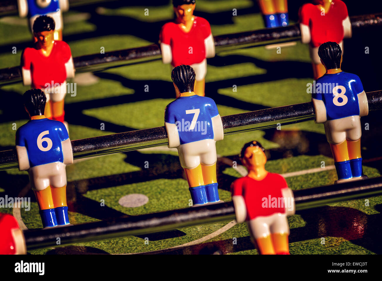 Vintage Tischfußball, blauen und roten Spieler Team im Tischfußball ...