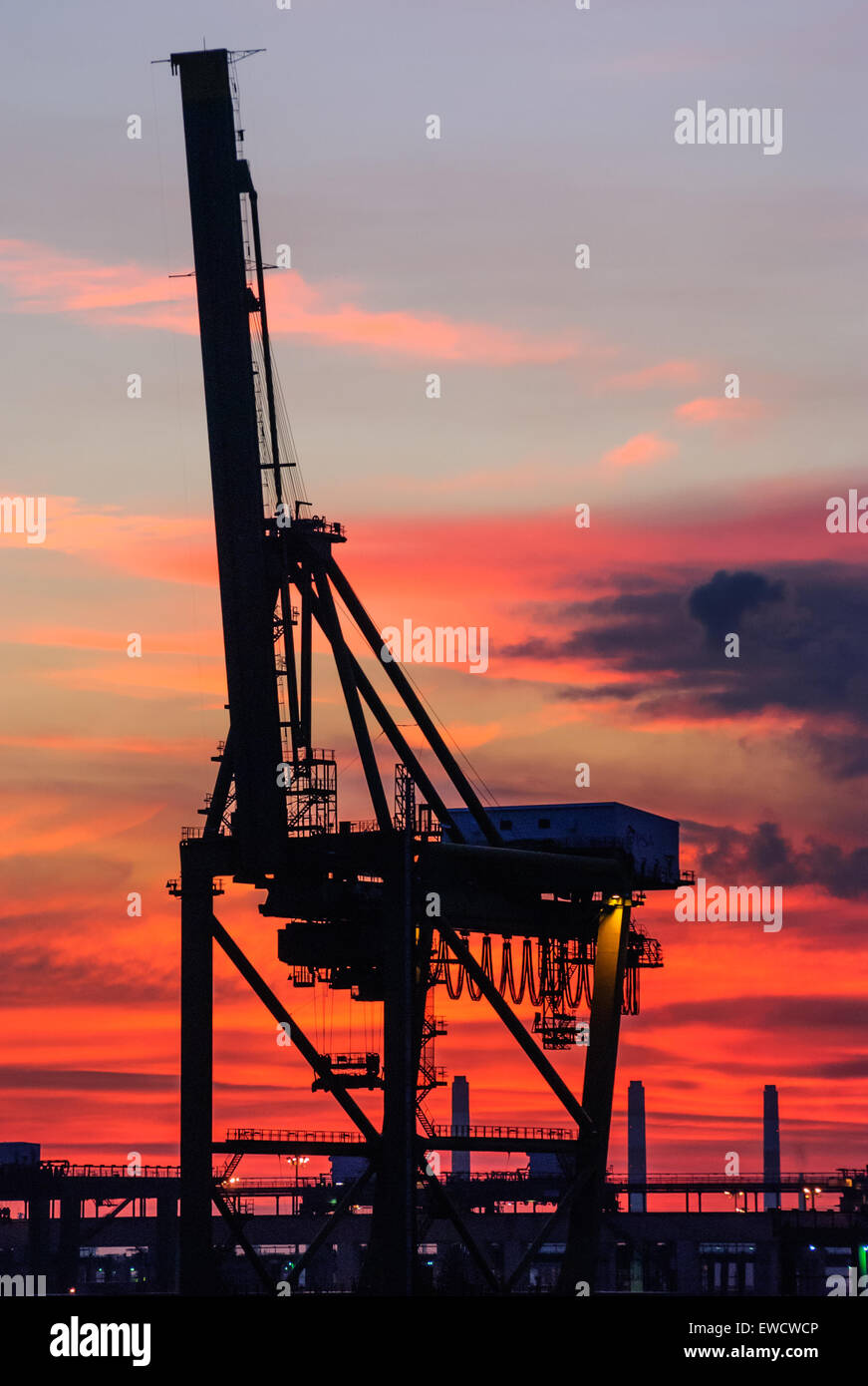 Shipping container crane -Fotos und -Bildmaterial in hoher Auflösung ...