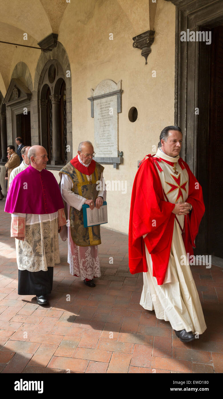 Katholischen Klerus mit Malteserkreuz in Prozession, Basilika von San ...