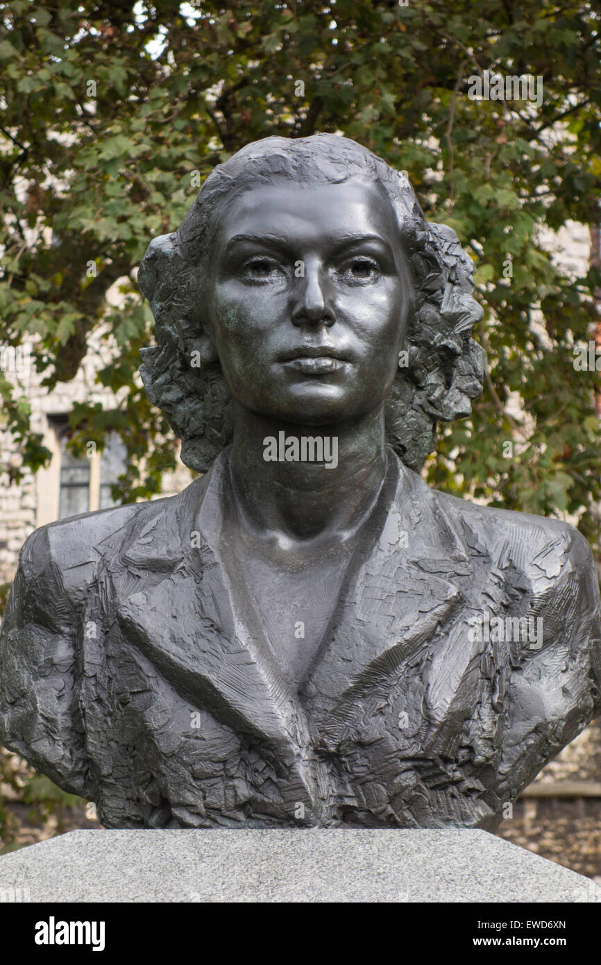 Violette szabo statue -Fotos und -Bildmaterial in hoher Auflösung – Alamy
