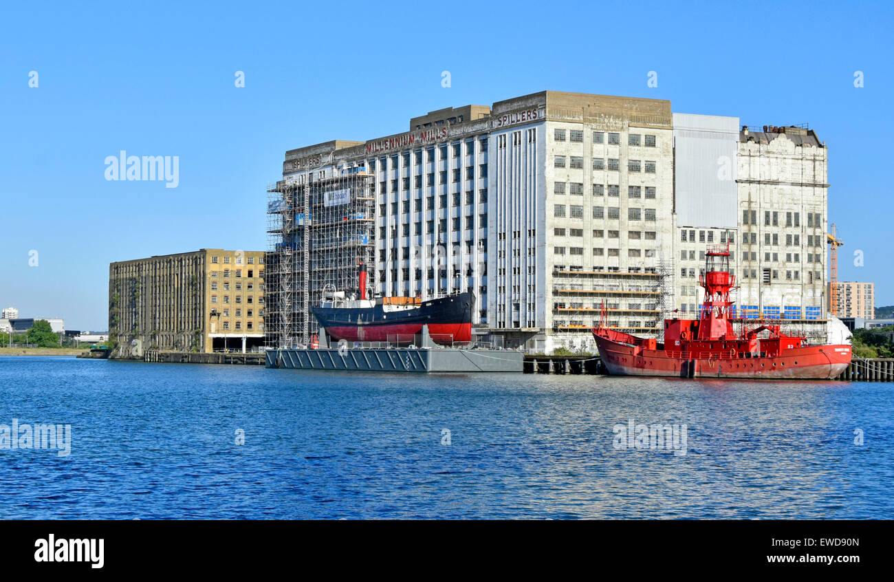 Royal Docks London Ex Trinity House Feuerschiff 93&SS Robin Dampf ...