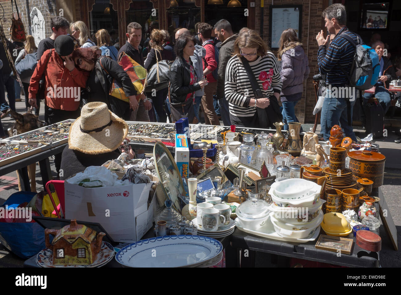Flohmarkt-Stand auf der Brick Lane Market London Stockfotografie - Alamy