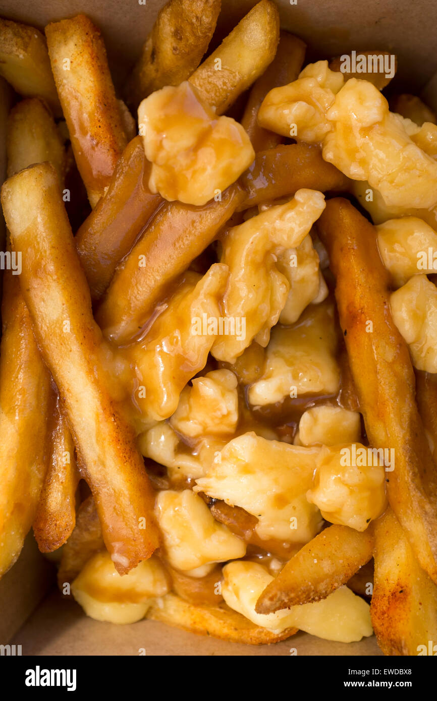 Poutine – eine kanadische Delikatesse aus Pommes frites oder Pommes ...