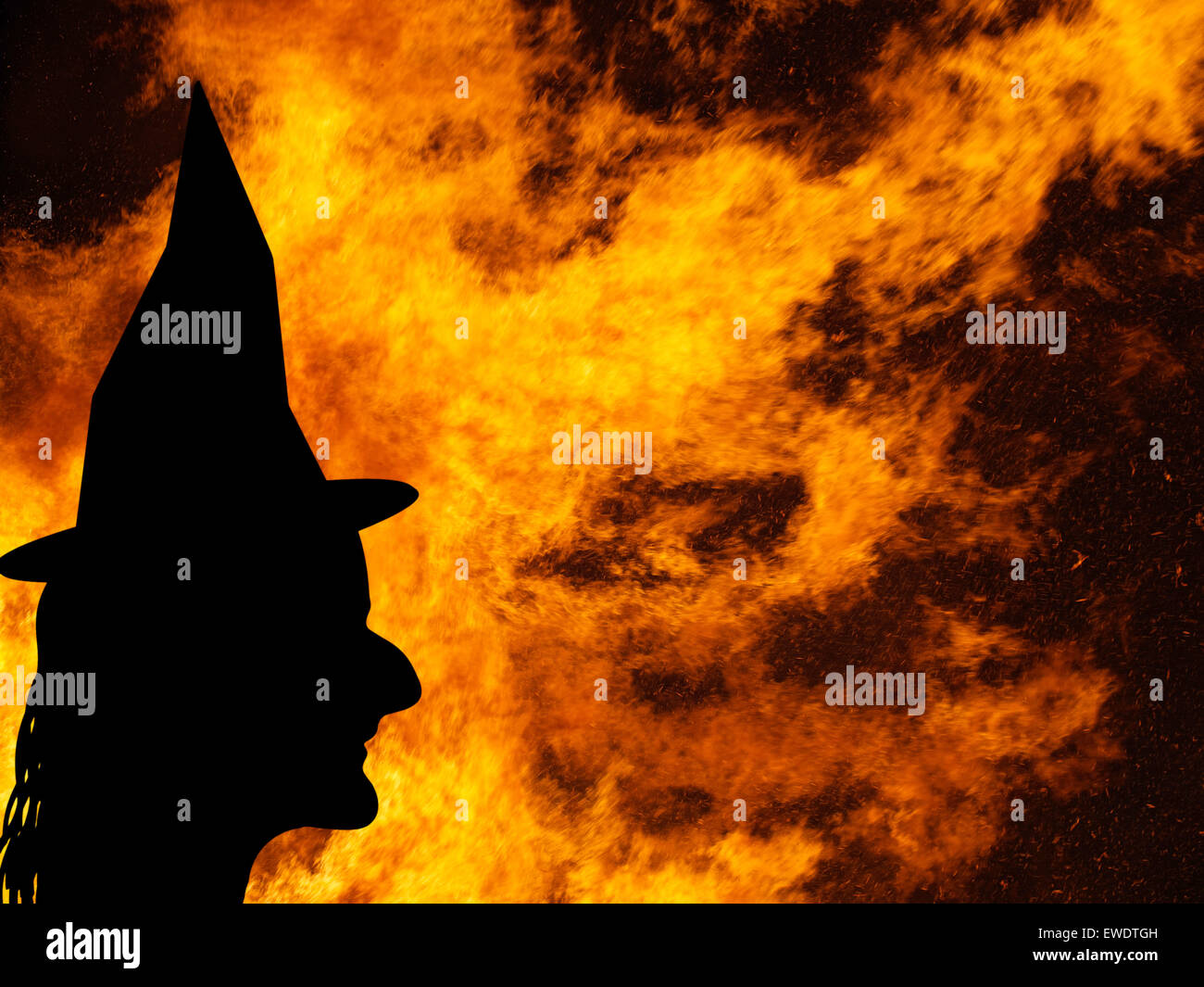 Halloween-Hexe und Flammen-Hintergrund. Echtes Feuer. Keine echte Hexe ...