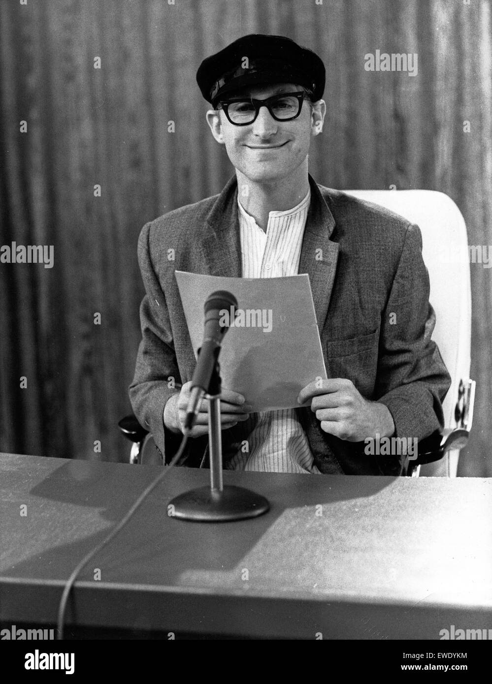 Deutscher Komiker und Wis Otto Waalkes als Korrespondent Harry Hirsch, Deutschland 1980er Jahre ...