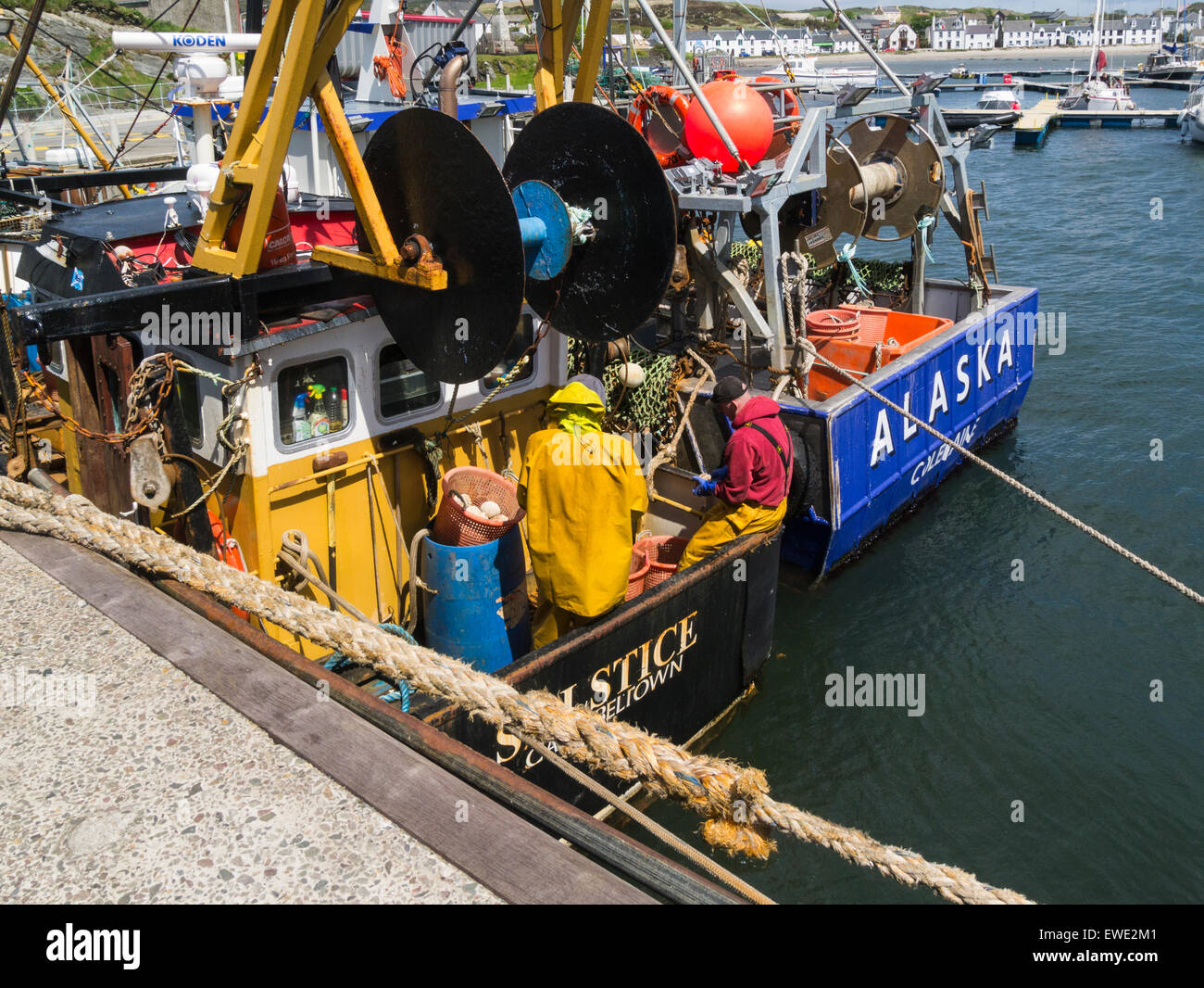 Bagger im hafen vor anker -Fotos und -Bildmaterial in hoher Auflösung ...
