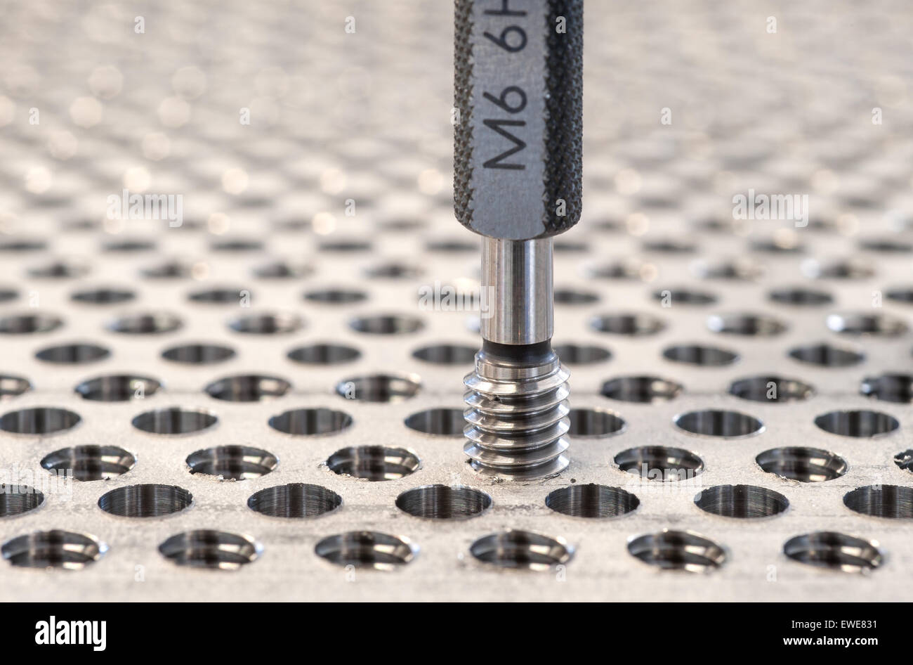 Berlin, Deutschland, Gewindepruefung ein M6 Gewinde im Labor ...