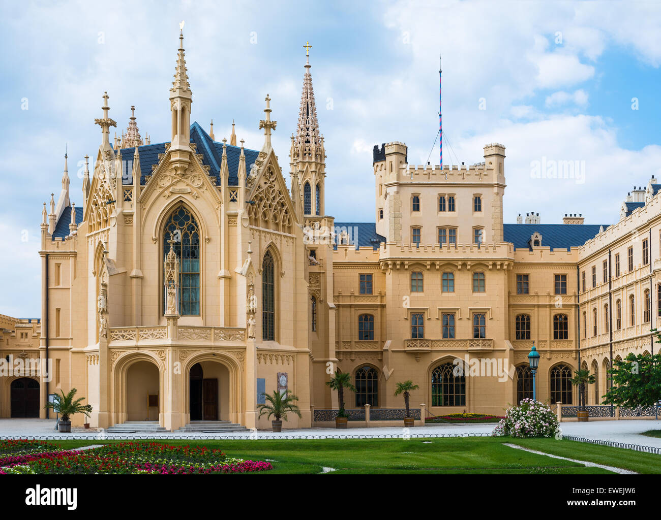 Vorderansicht von Schloss Lednice an bewölkten Tag, UNESCO World ...