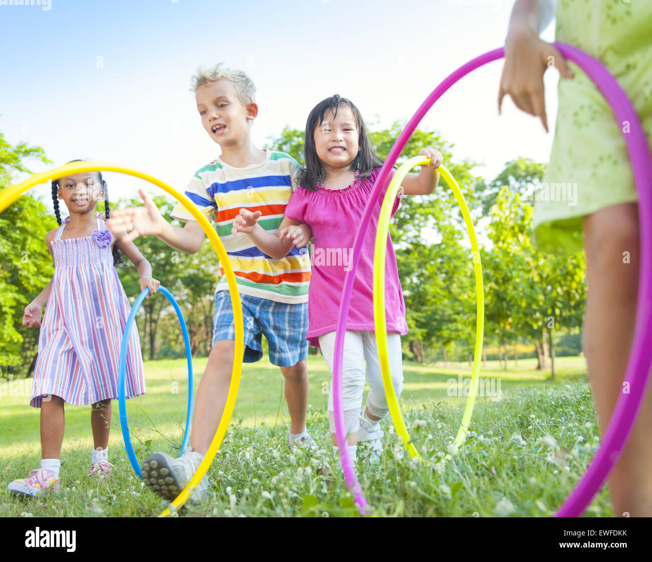 Kinder freunde freundschaft spielen -Fotos und -Bildmaterial in hoher ...