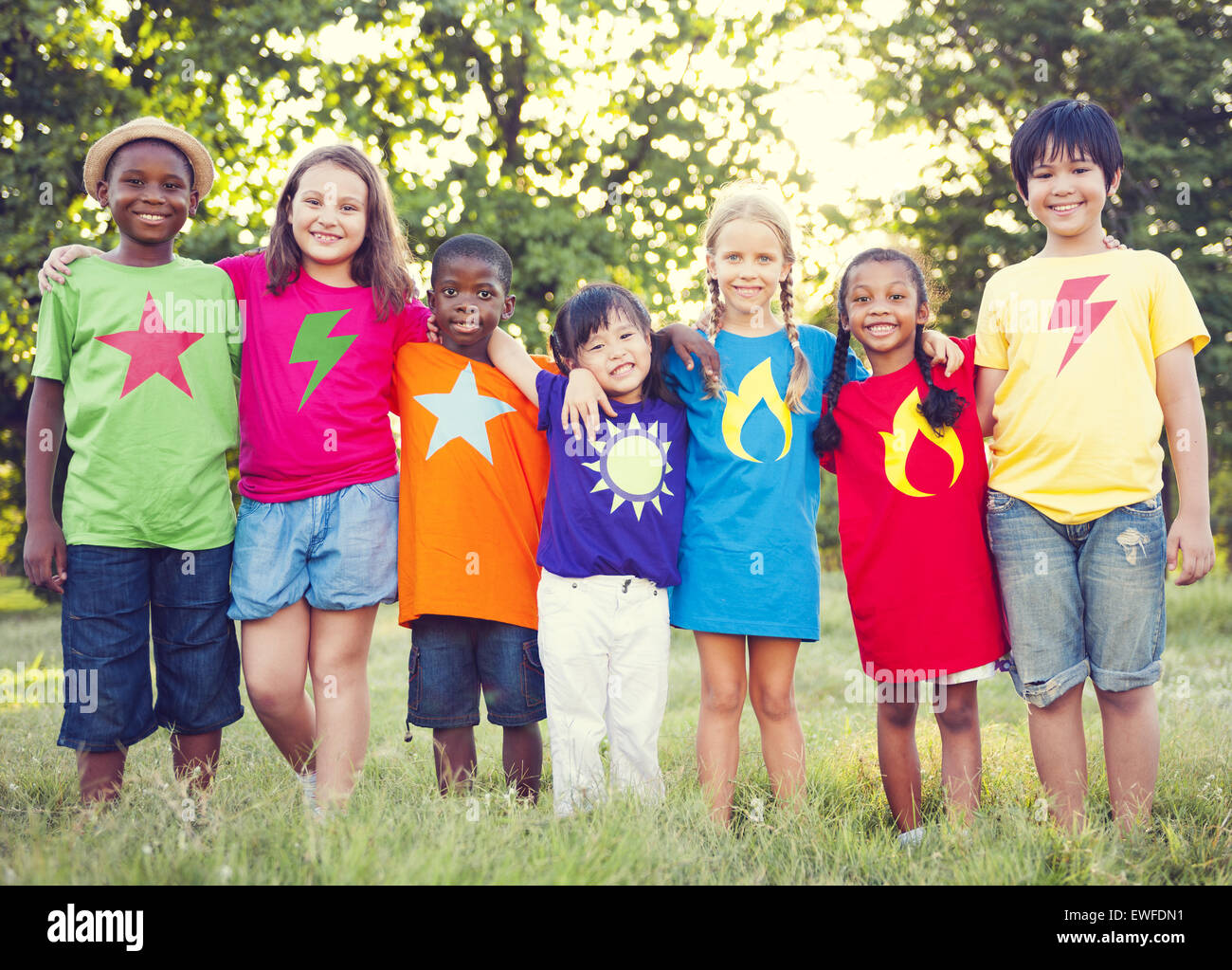 Helden kinder -Fotos und -Bildmaterial in hoher Auflösung – Alamy