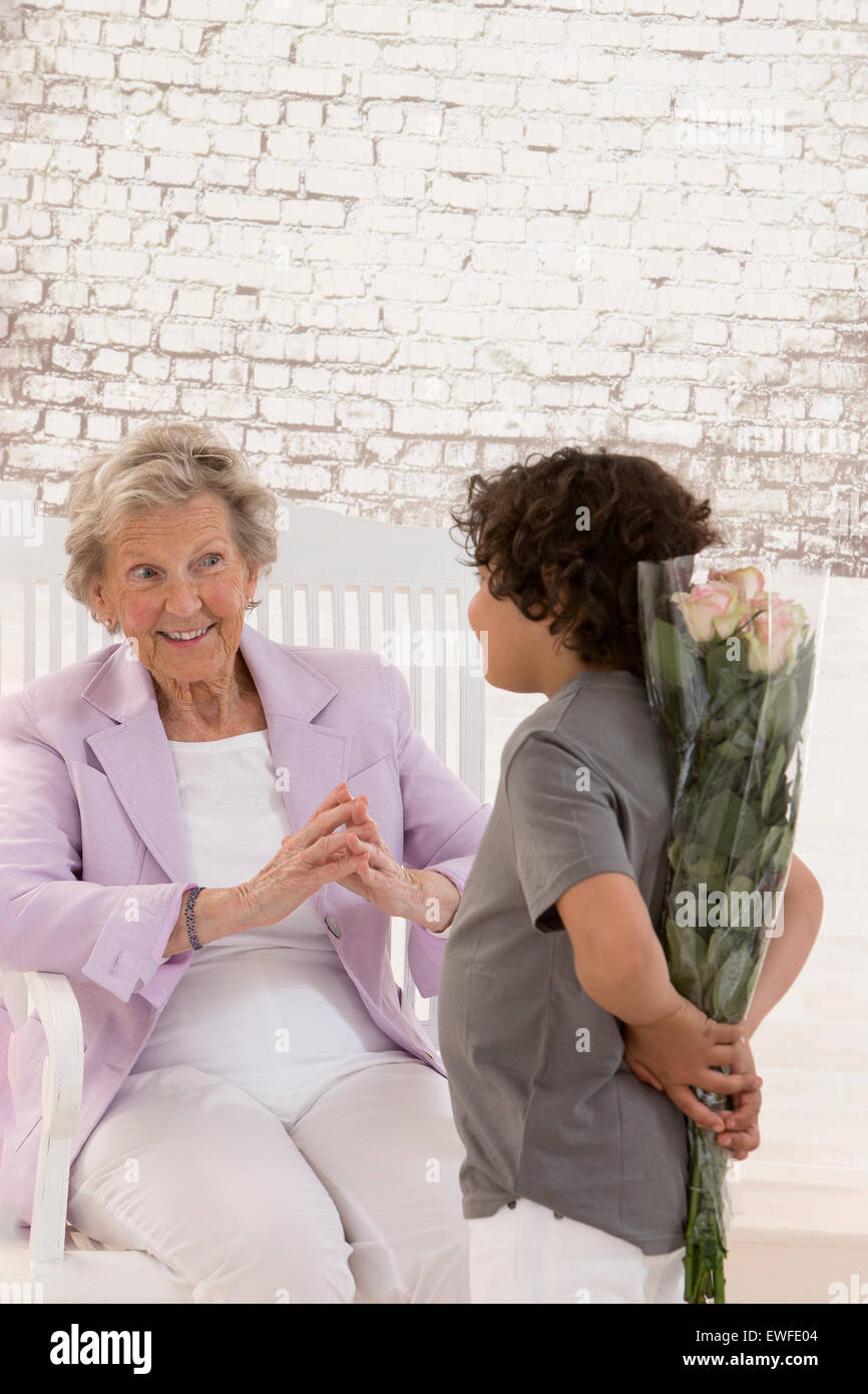 Alte oma sitzt -Fotos und -Bildmaterial in hoher Auflösung – Alamy