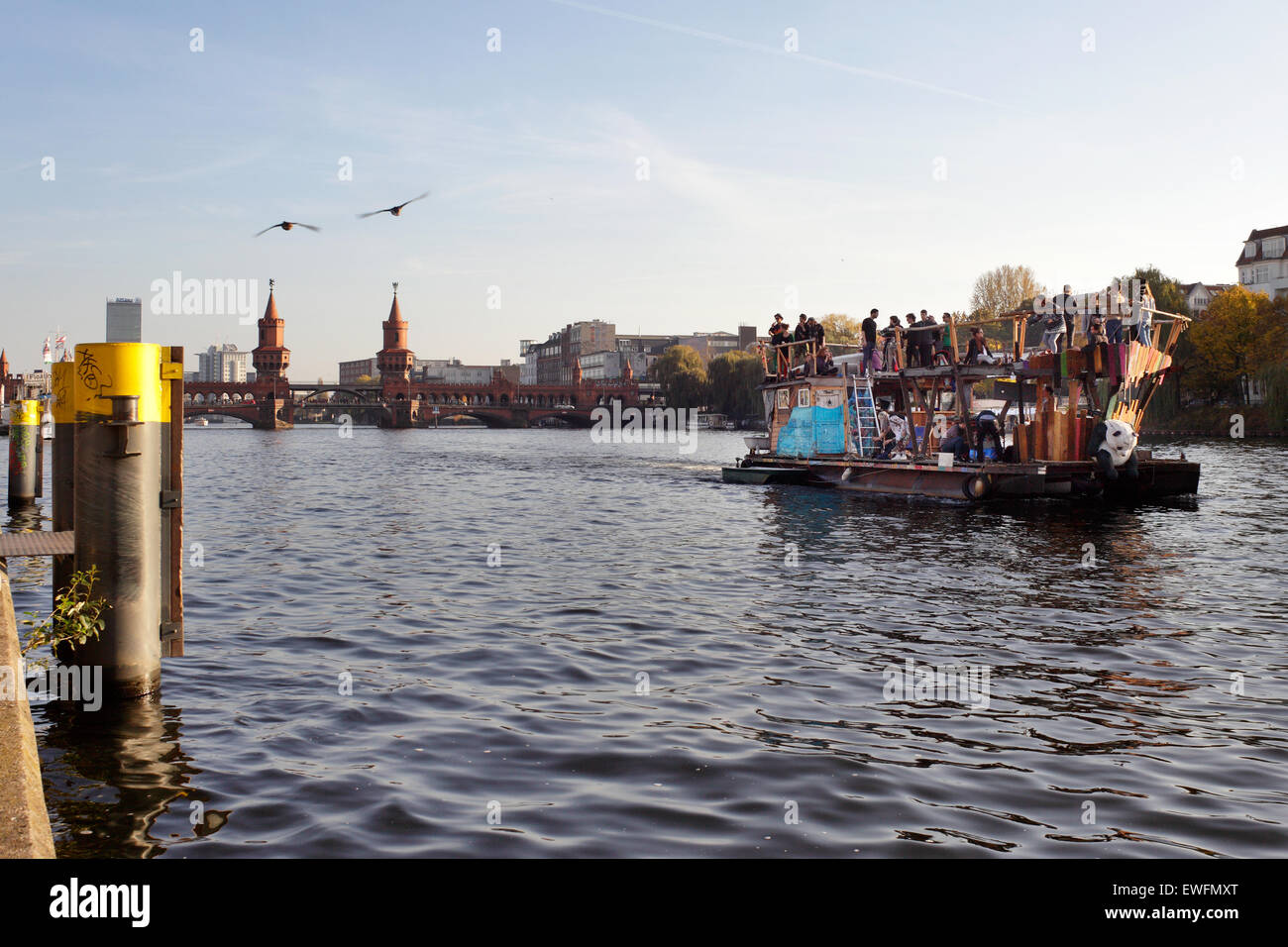 Berlin, Deutschland, Party-Boot auf der Spree in Berlin-Friedrichshain ...