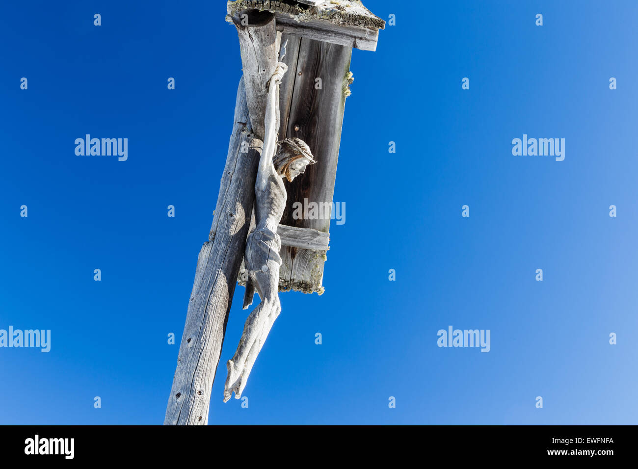 Geschnitzte Statue der Kreuzigung von Jesus Christus. Holz zeigt Anzeichen von Verwitterung ...