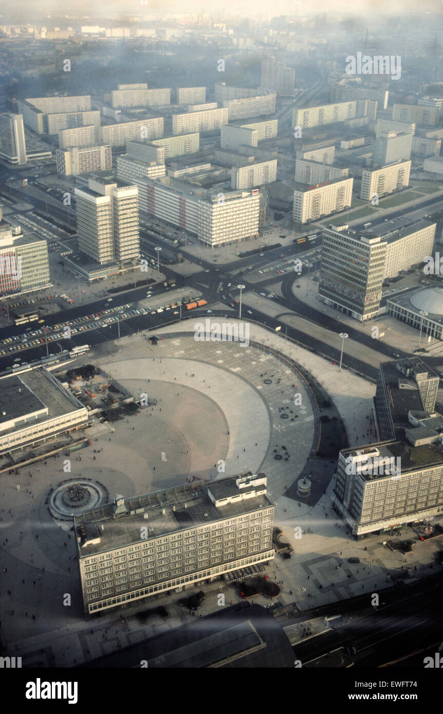 Berlin, DDR, Alexanderplatz und die vorgefertigten Alexanderstrasse ...