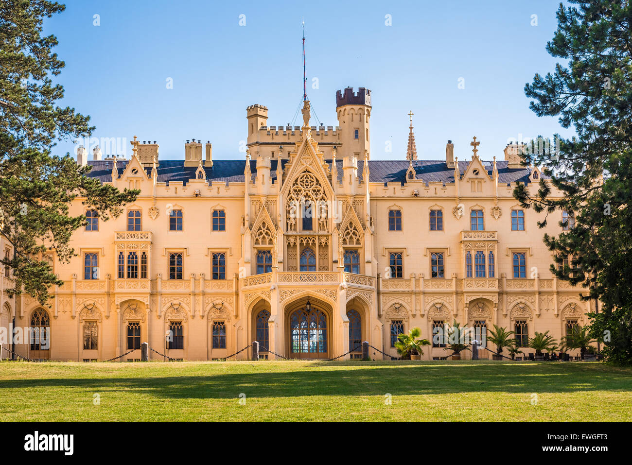 Schloss lednice bei sonnenuntergang -Fotos und -Bildmaterial in hoher ...