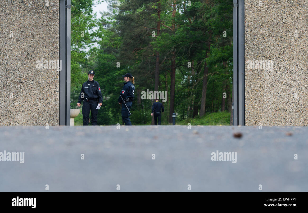 Bergen, Deutschland. 26. Juni 2015. Polizei sichern den Eingang der ...