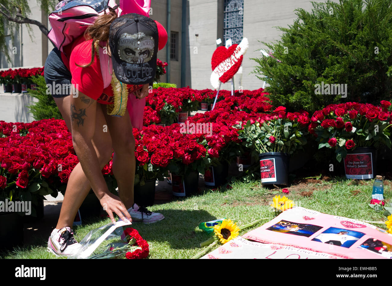 Glendale, Kalifornien, USA. 25. Juni 2015. Fan Khira Thomas legt Blumen ...