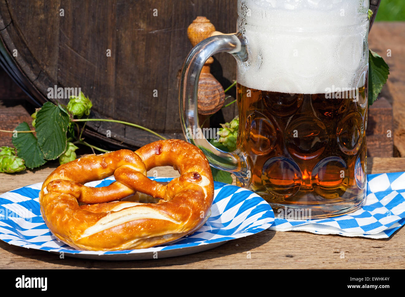 Brezel und bier -Fotos und -Bildmaterial in hoher Auflösung – Alamy