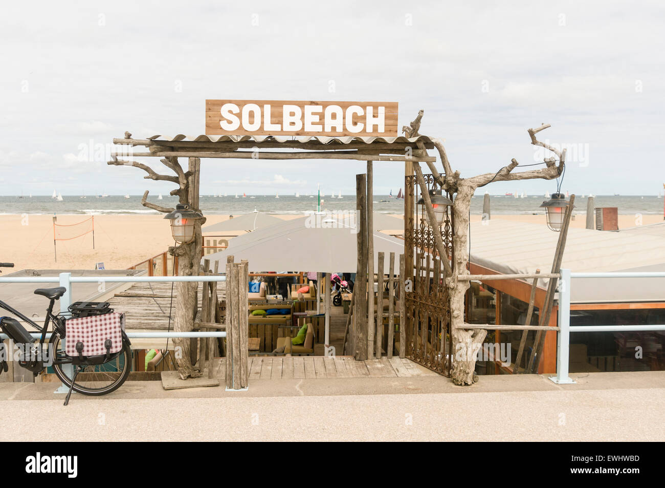 Outdoor-Restaurant am Strand von Scheveningen Stockfotografie - Alamy