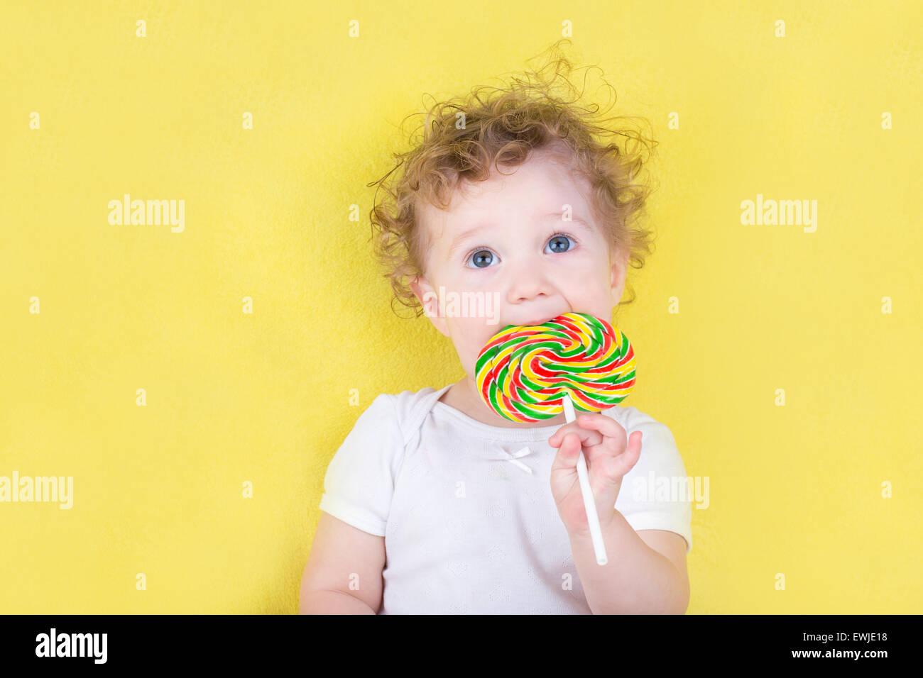 Candy Mädchen Baby Lollipop Kind Kind süßes Essen Stockfotografie - Alamy