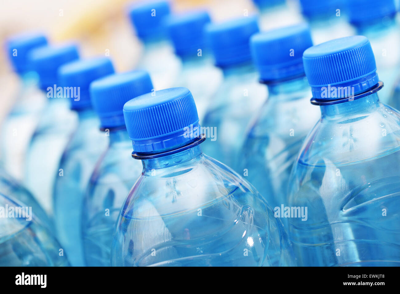 Flaschen mit kohlensäurehaltigen getränken -Fotos und -Bildmaterial in ...