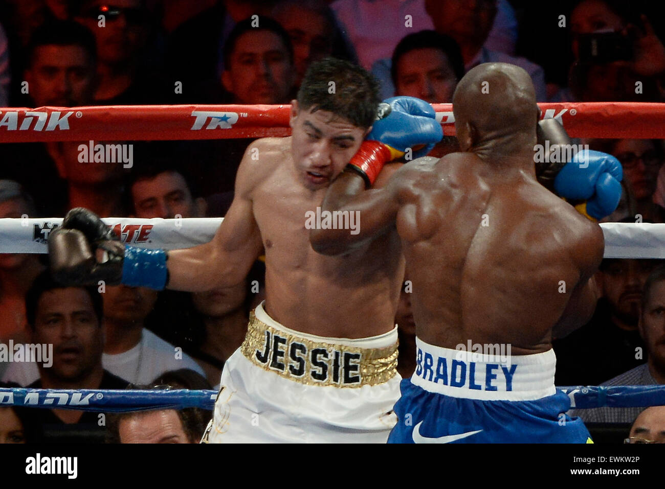 Carson ca. 27. Juni 2015. (im blauen Stamm) Timothy Bradley geht 12 ...