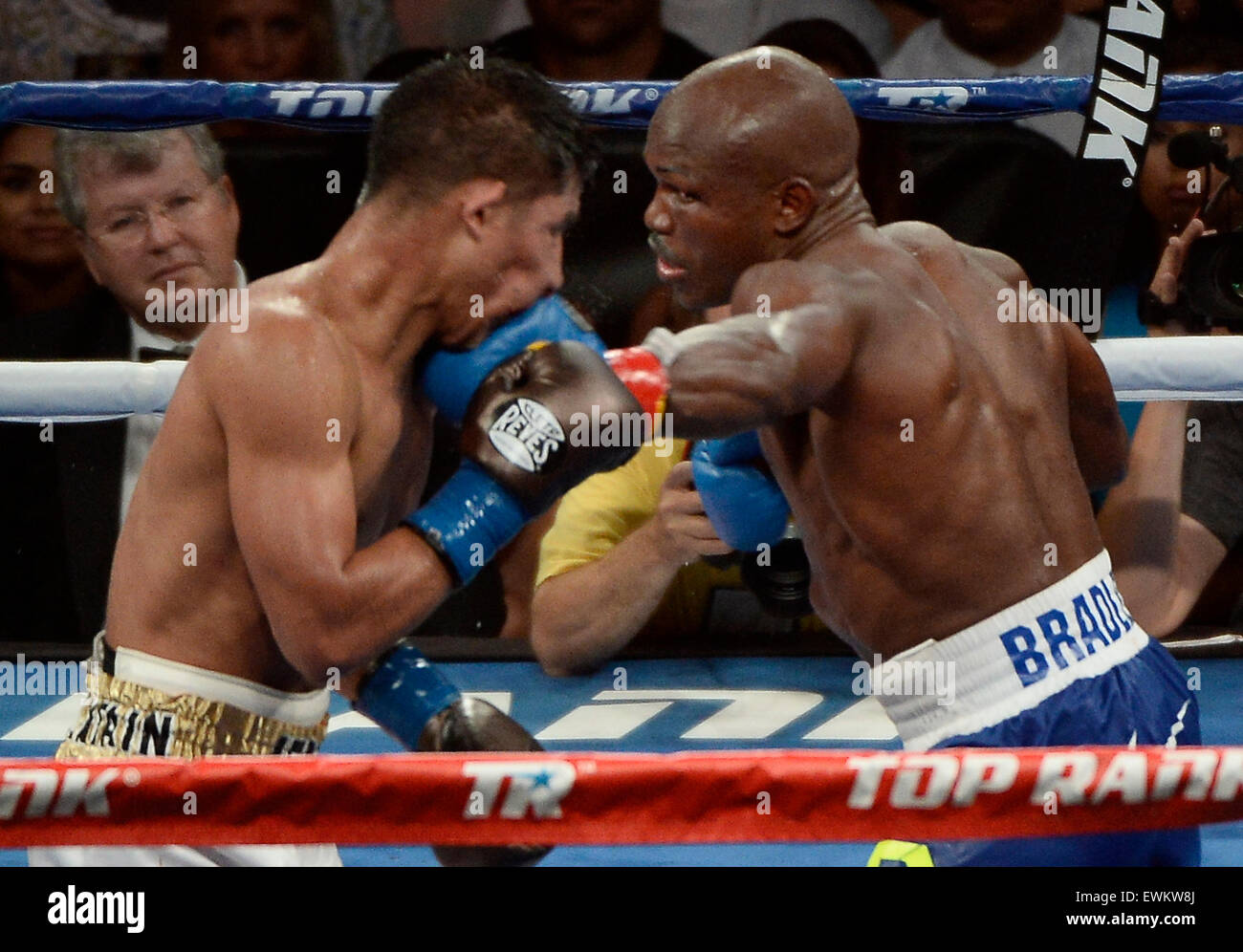 Carson ca. 27. Juni 2015. (im blauen Stamm) Timothy Bradley geht 12 ...