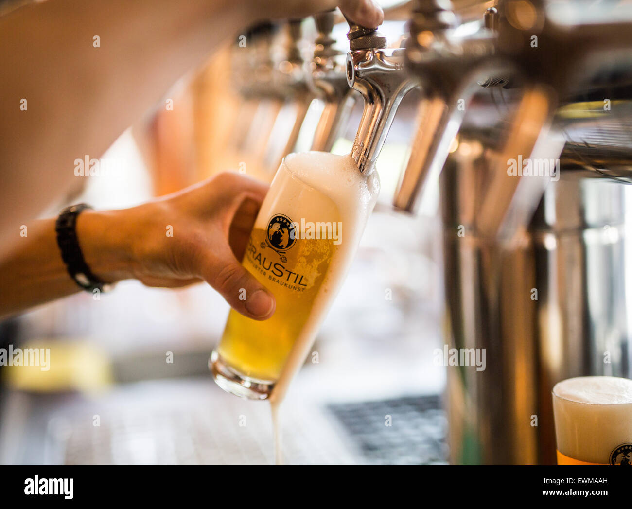 Ein Glas Bier wird in der kleinen Brauerei "Braustil," befindet sich in ...