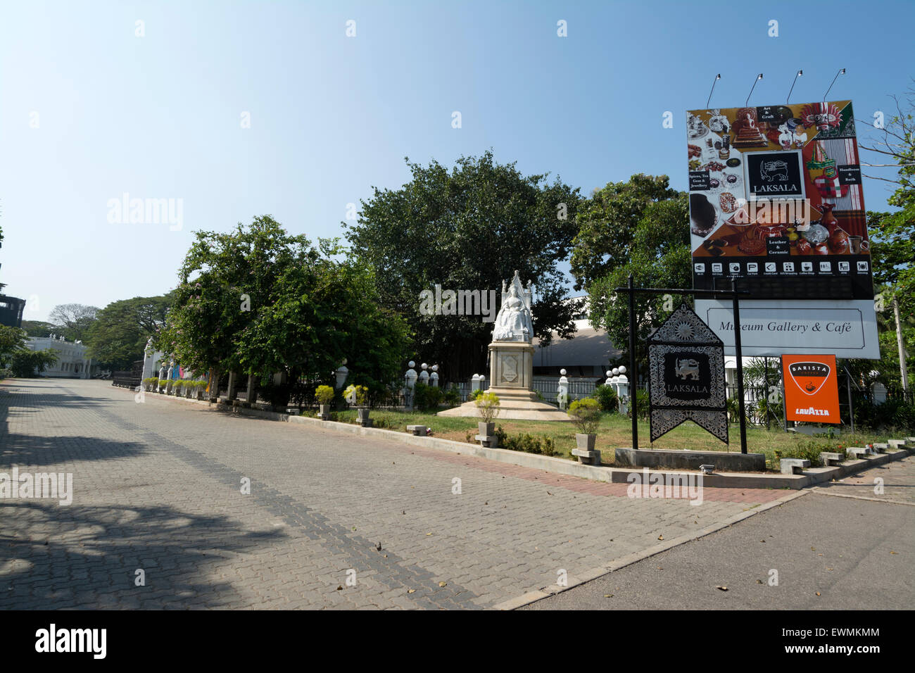 Haupteingang zum Laksala Museum Gallery Cafe bei Nelum Pokuna Mawatha ...