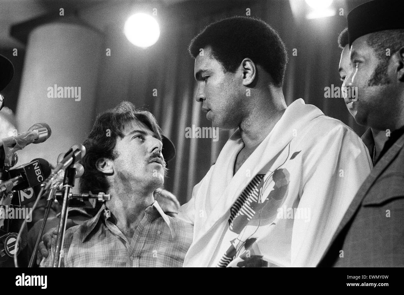 Muhammad Ali mit Dustin Hoffman an der Waage vor seinem dritten Kampf ...