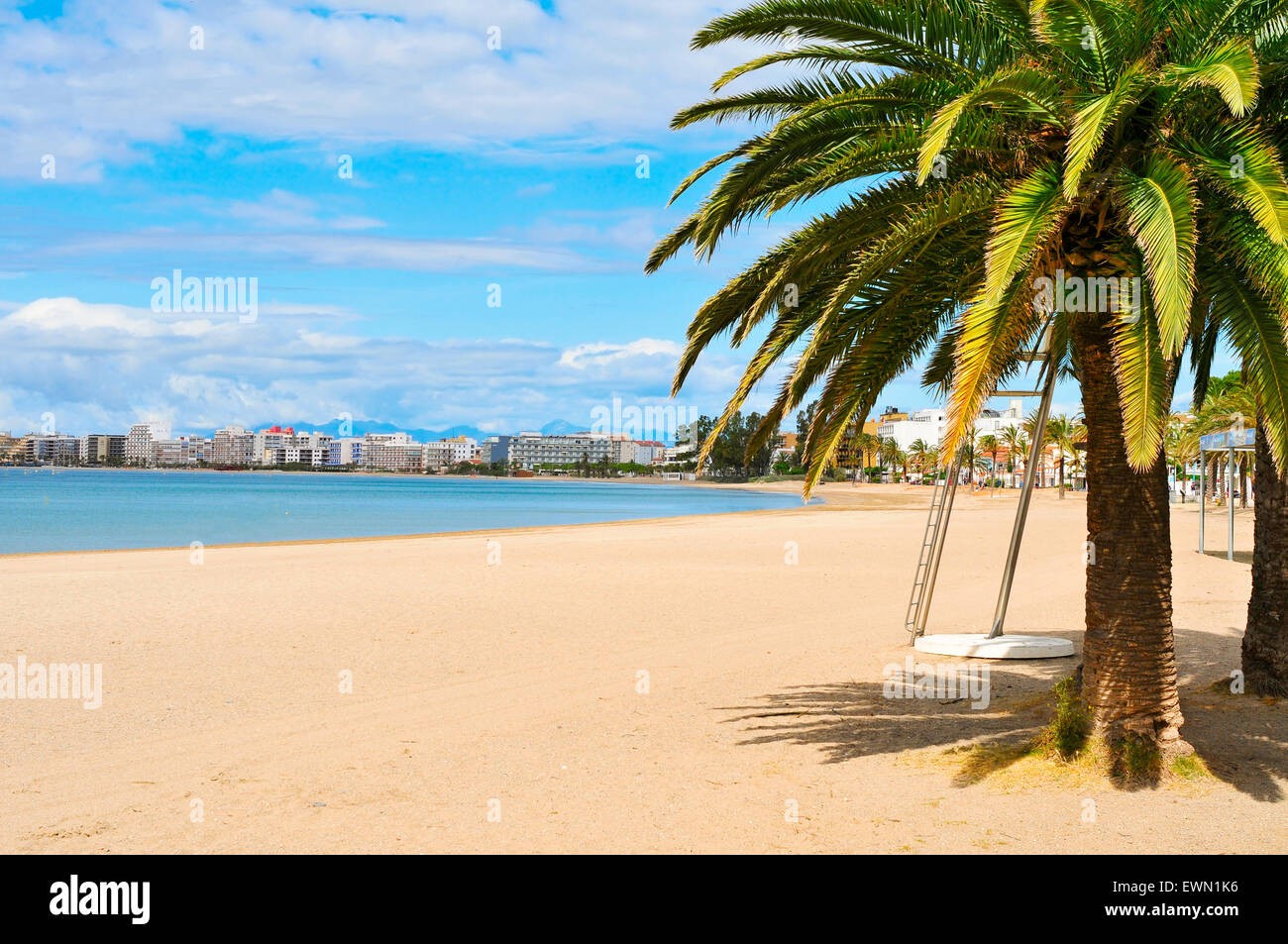 ein Blick auf den Strand Platja Nova in Roses, in der Costa Brava ...