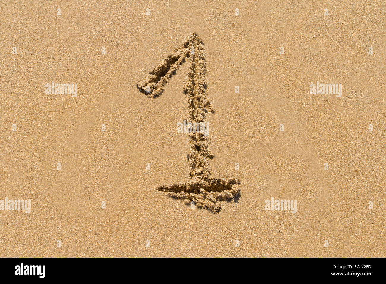 Die Nummer 1 auf Sand am Strand, Urlaub Konzept Hintergrund gezeichnet ...