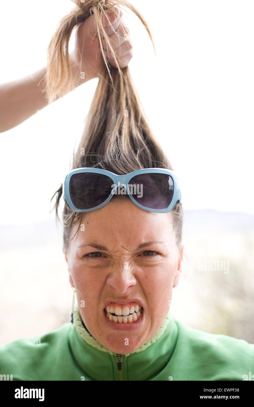 Haare hochgezogen -Fotos und -Bildmaterial in hoher Auflösung – Alamy