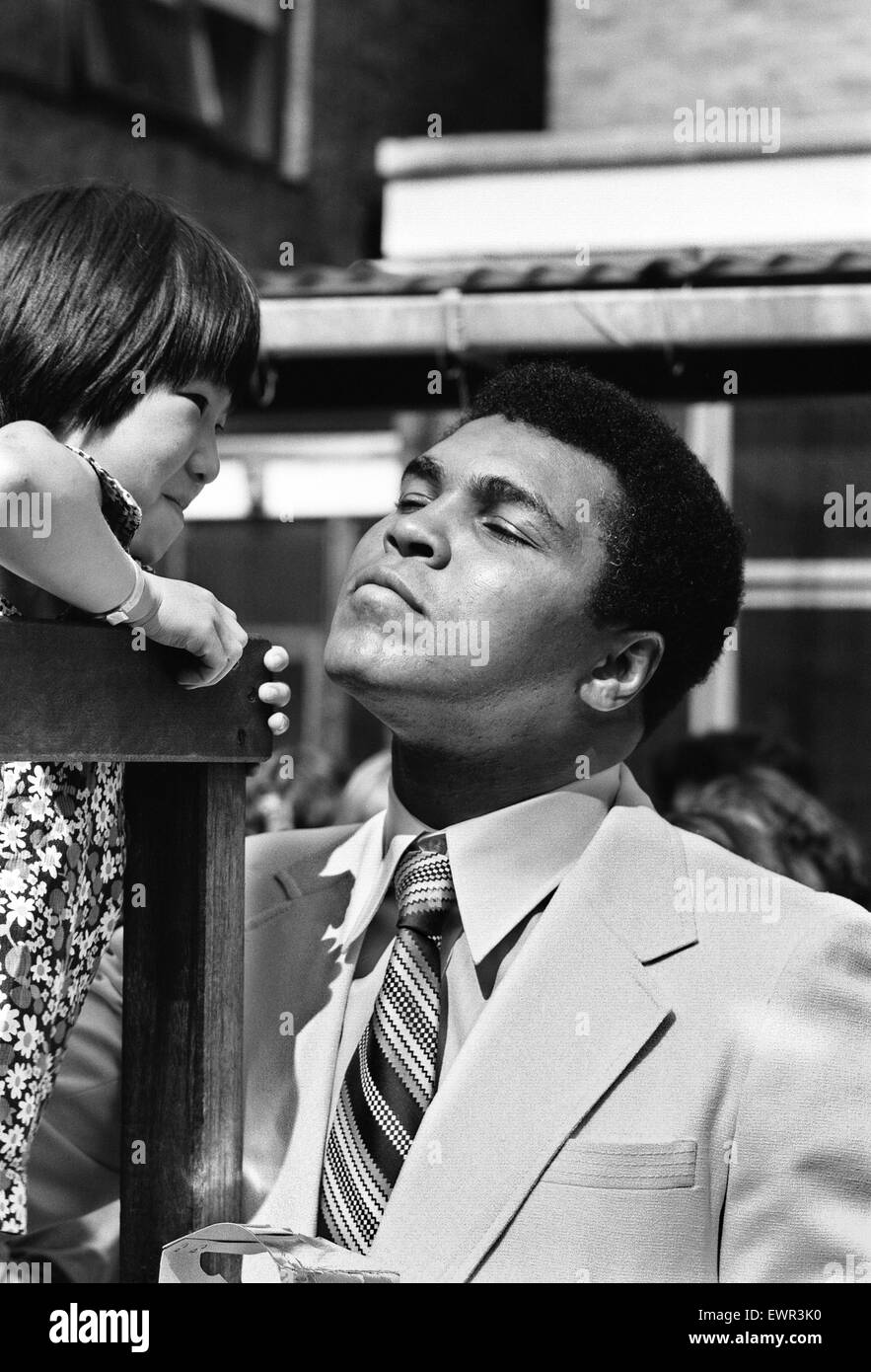 Schwere Box-Weltmeister Muhammad Ali mit einem kleinen Mädchen von ...
