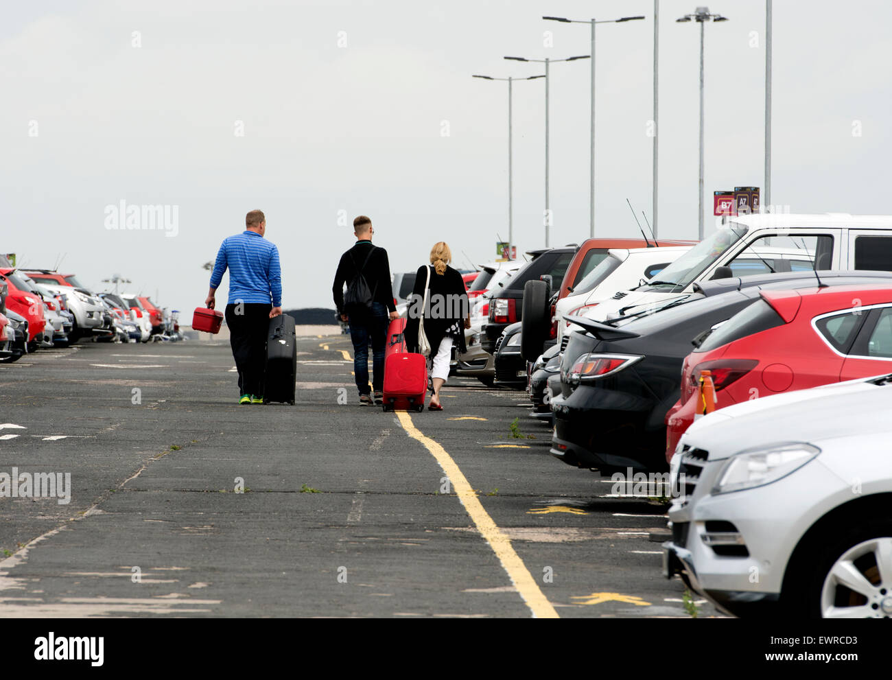 Passagiere mit taschen oder koffern -Fotos und -Bildmaterial in hoher ...