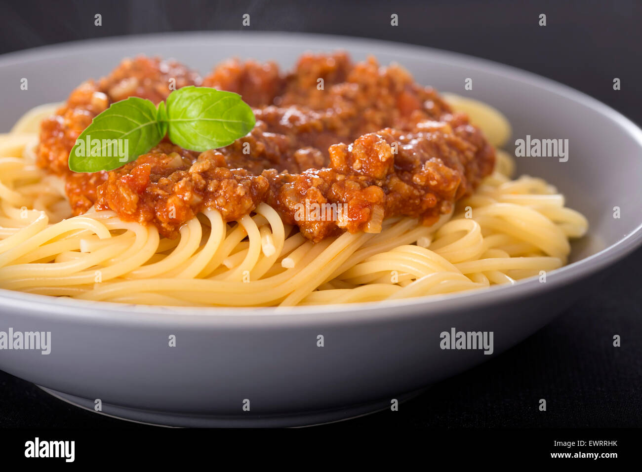 Spaghetti bolognese gericht -Fotos und -Bildmaterial in hoher Auflösung ...
