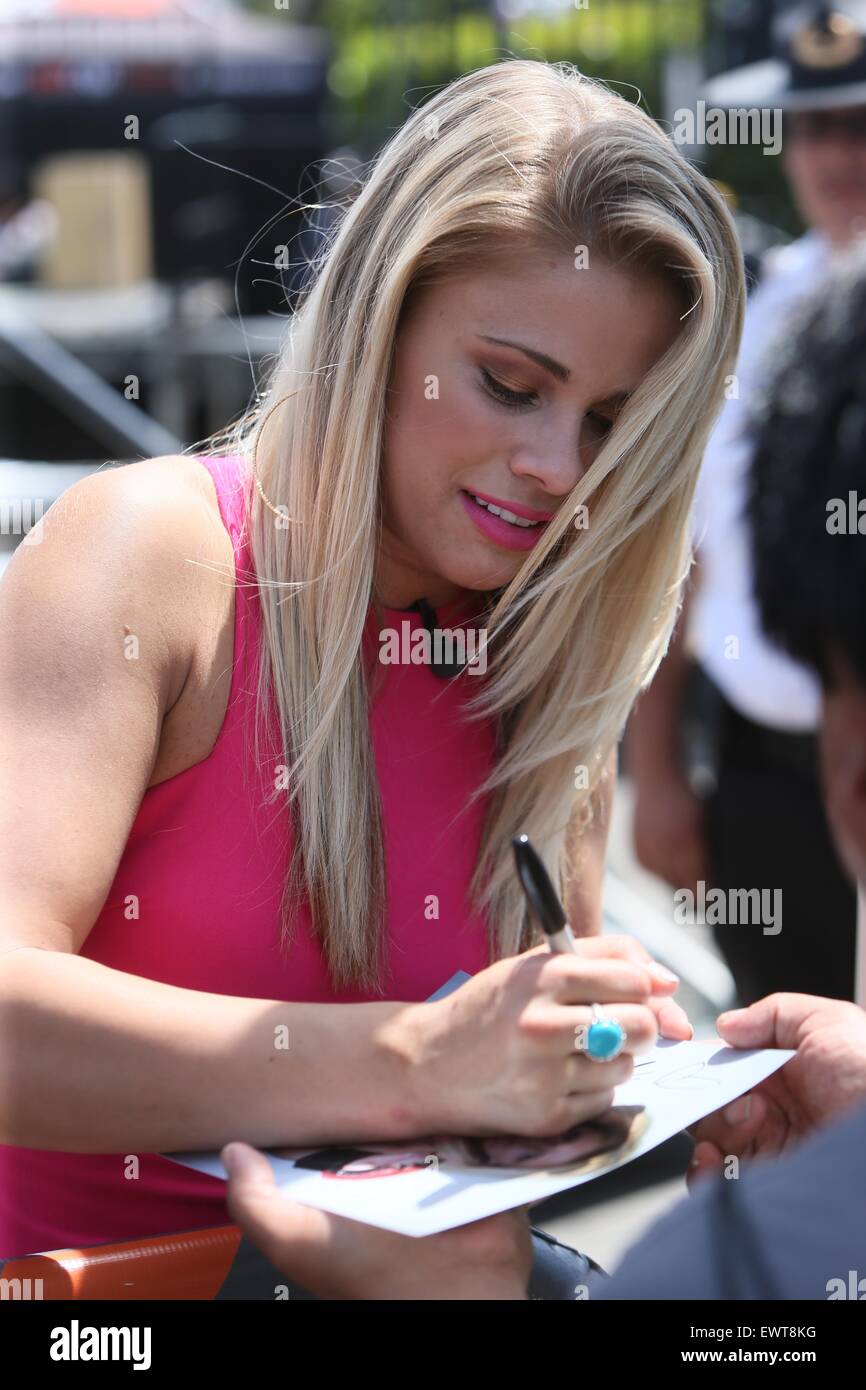 Paige Vanzant gesehen in den Universal Studios, wo sie von Mario Lopez ...