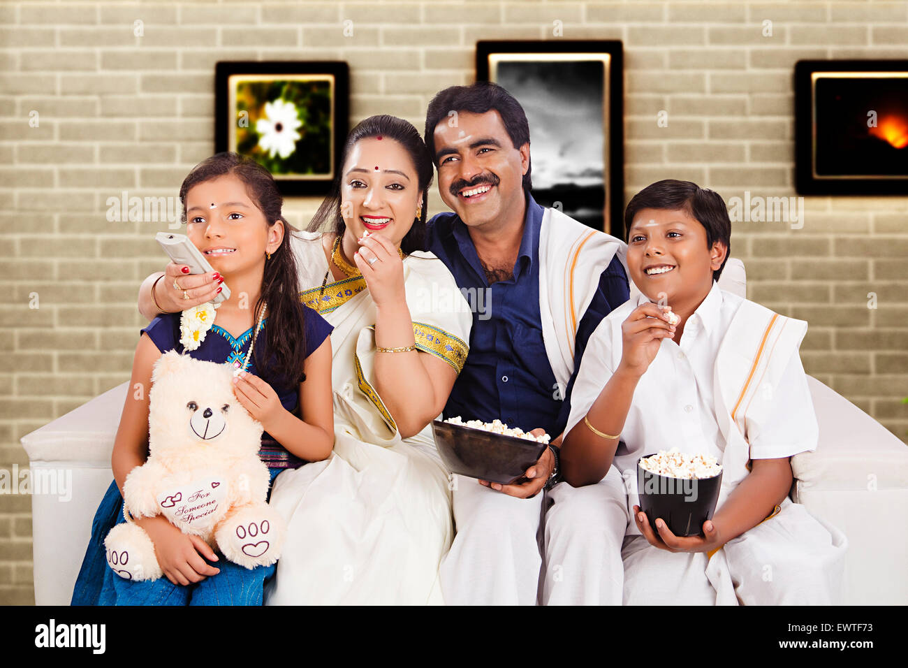 Eltern und ihre zwei kinder beim fernsehen -Fotos und -Bildmaterial in ...
